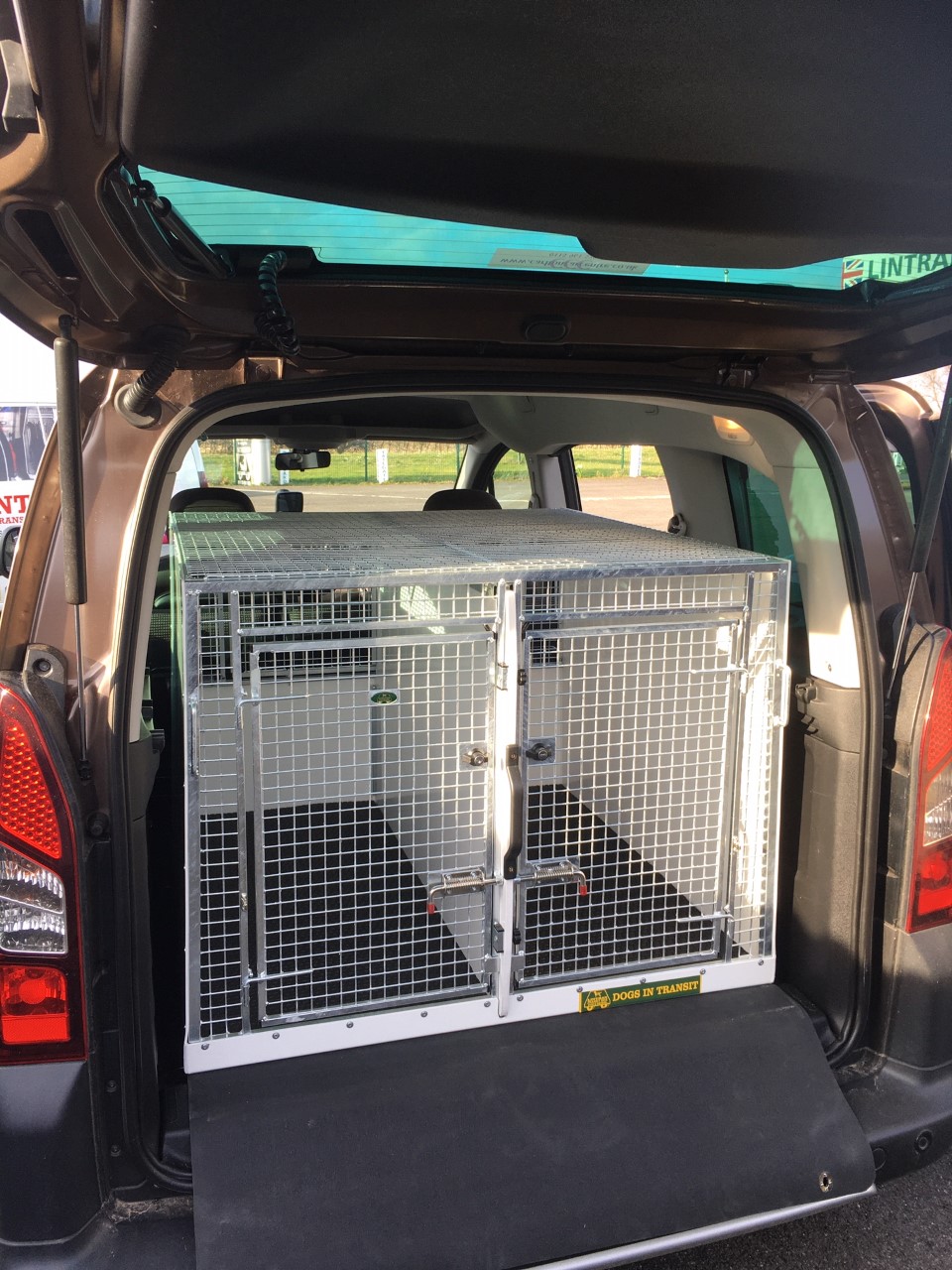 Large Divider Panel for Dog Boxes | Adaptable Space | Lintran